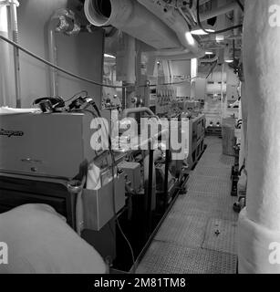 The lower level engine room aboard the guided missile frigate UNDERWOOD ...