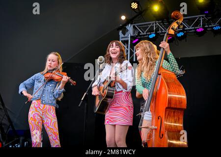 Molly Tuttle & Golden Highway bluegrass band, Vancouver Folk Music ...