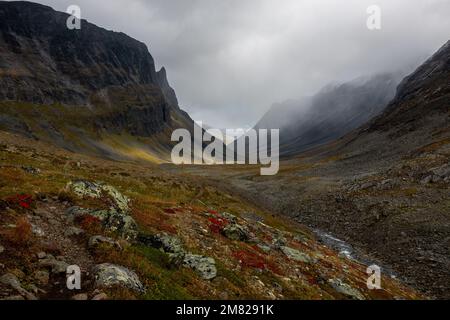 Misty mountains of Nallo massif along the hiking trail from Vistas to ...
