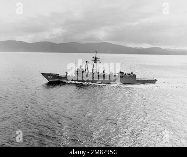 Port beam view of the HMAS DARWIN (F 04) underway. This frigate (US ...