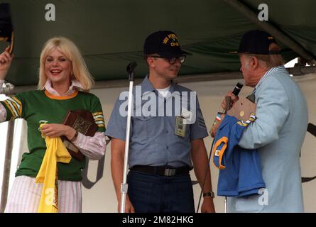 Bob Hope and actress Ann Jillian entertain sailors and shipyard workers ...