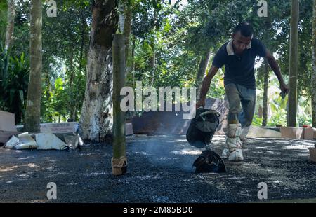 Traditional Sri Lankan Labour pouring tar to roads on 2022.12.12 at ...
