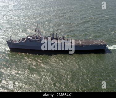 A port beam view of the amphibious transport dock USS OGDEN (LPD-5 ...