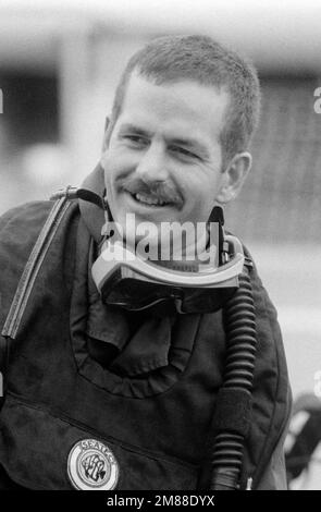 USS Grapple (ARS-53) testing fire hoses in 1986 Stock Photo - Alamy