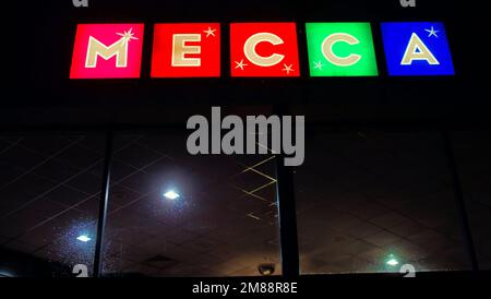 Mecca Bingo Glasgow Drumchapel bingo sign lit up at night Stock Photo ...
