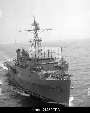 A starboard bow view of the amphibious transport dock USS DULUTH (LPD-6 ...