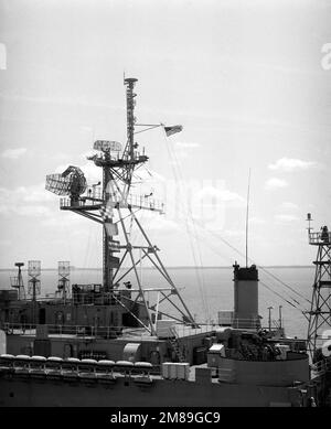 USS Raleigh (LPD-1) mast and radar antennas Stock Photo - Alamy