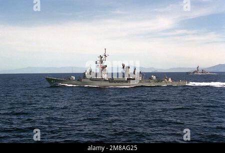 A port view of the Australian guided missile destroyer HMAS PERTH (38 ...