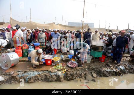 Dhaka, 13/01/2023, Muslim devotees cook food during noon prayers at the ...