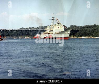 Harbor tugs maneuver the guided missile frigate USS CARR (FFG-52) into ...