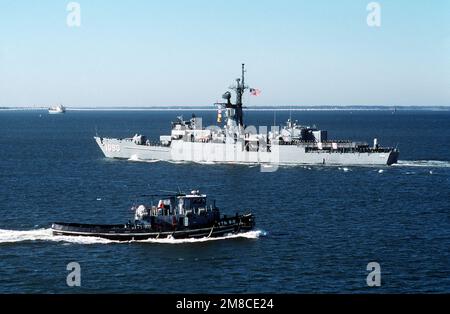 The large harbor tug Anoka (YTB-810) assist the guided missile cruiser ...