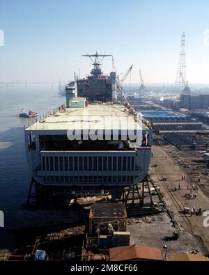 A stern view of the amphibious transport dock USS Raleigh (LPD-1 ...
