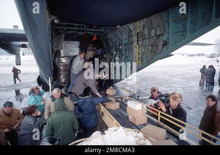 Members of the U.S. Army Medical Materiel Development Activity Stock ...