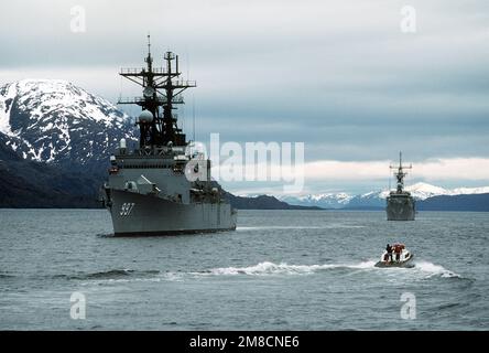 The gig of the destroyer USS HAYLER (DD-997) approaches the guided ...