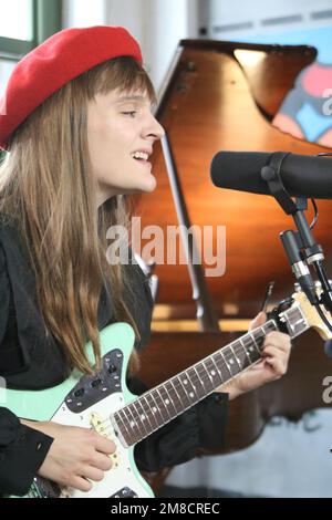 LIza Anne films a session in Brooklyn Stock Photo - Alamy