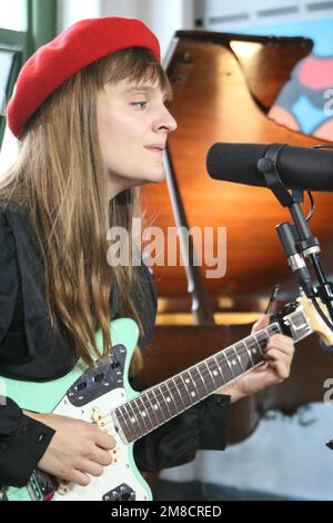 LIza Anne films a session in Brooklyn Stock Photo - Alamy
