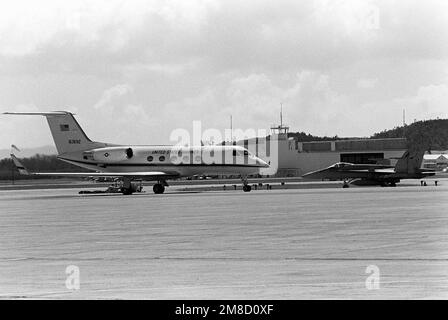 A Marine Corps C-20D Gulfstream III aircraft carrying Secretary of the ...