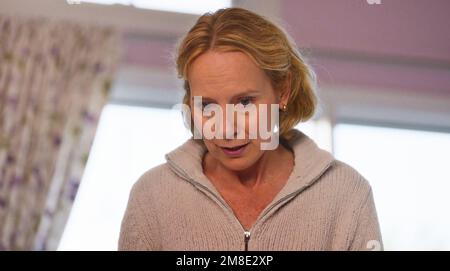 BEAU IS AFRAID (2023) AMY RYAN JOAQUIN PHOENIX ARI ASTER (DIR) A24/MOVIESTORE COLLECTION Stock ...