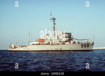 A starboard beam view of the ocean minesweeper USS LEADER (MSO-490 ...