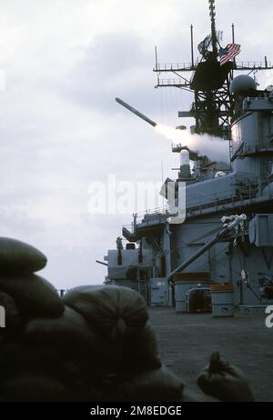A BGM-109 Tomahawk land-attack missile heads toward an Iraqi target ...