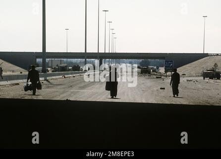 Kuwaiti citizens walk back to the city after hiding from the Iraqi army ...
