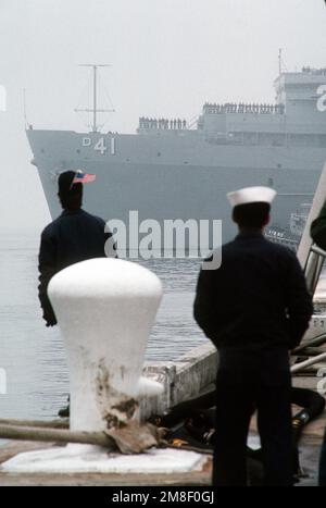 The large harbor tug Anoka (YTB-810) assist the guided missile cruiser ...