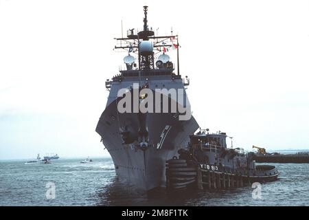 The large harbor tug Anoka (YTB-810) assist the guided missile cruiser ...