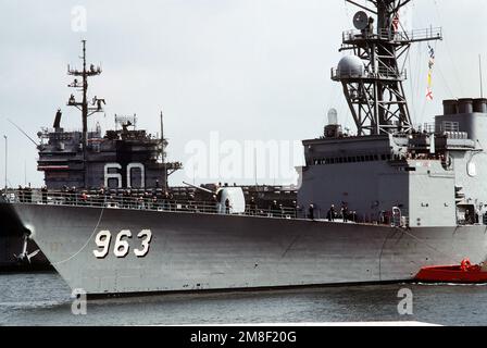 USS Saratoga (CV-60) returns from Desert Storm Stock Photo - Alamy