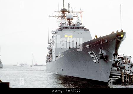 The large harbor tug Anoka (YTB-810) assist the guided missile cruiser ...