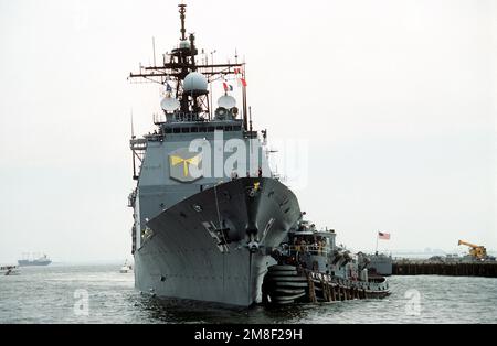 The large harbor tug Anoka (YTB-810) assist the guided missile cruiser ...
