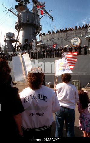 Crew members line the rails aboard the frigate USS THOMAS C. HART (FF ...