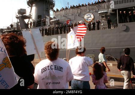 Crew members line the rails aboard the frigate USS THOMAS C. HART (FF ...