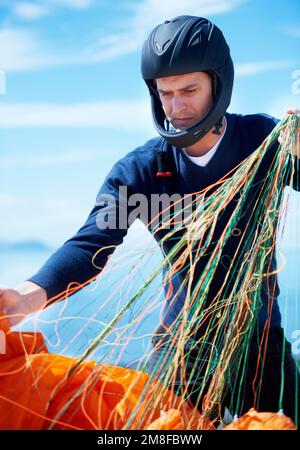 Men preparing to paraglide Stock Photo - Alamy