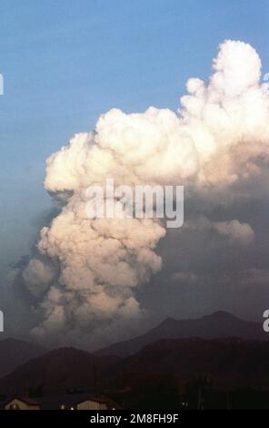 Clouds of ash pour from Mount Pinatubo as the volcano comes alive for ...