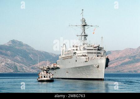 The large harbor tug WAUWATOSA (YTB-775) moves the amphibious assault ...