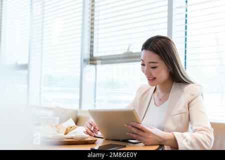 Young business lady use tablet computers Stock Photo - Alamy
