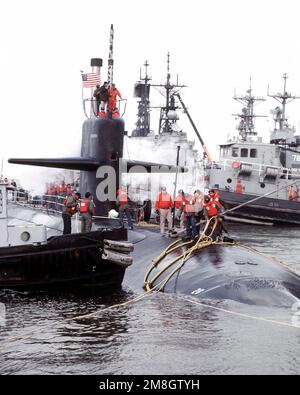 The large harbor tug USS OKMULGEE (YTB-765) maneuvers a Benjamin ...