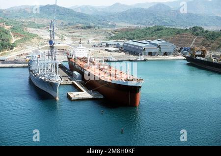 A starboard bow view of the cargo ship USNS SOUTHERN CROSS (T-AK-285 ...
