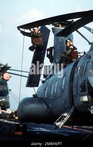 A Marine Medium Helicopter Squadron 261 (HMM-261) CH-46E Sea Knight ...