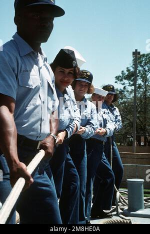 SEAMAN recruits practice line handling during a class at the Recruit ...