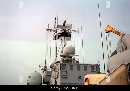 A view of the back side of the mast of the USNS HIDDENSEE (185NS9201 ...