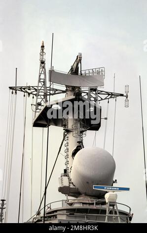 A front view of mast of mast of the USNS HIDDENSEE (185NS9201) showing ...