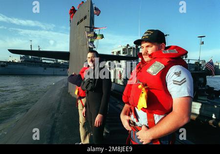 Sonar Technician Second Class (ST2) Kenneth Elmore serves as part of ...