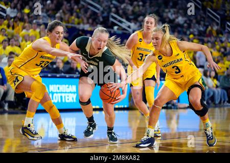 Michigan guard Maddie Nolan (3) drives to the basket against Michigan ...