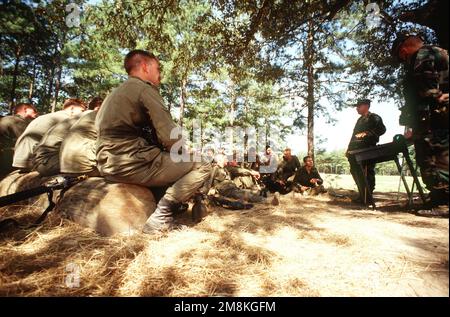 Soldiers from the 1st Battalion, The Princess of Wales Royal Regiment ...