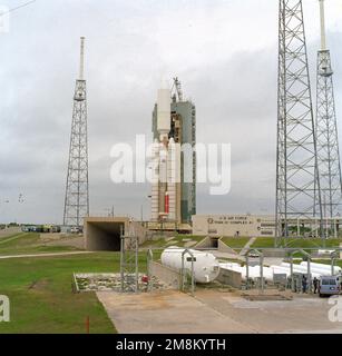 An Air Force TITAN IV Centaur carrying a MILSTAR communications ...