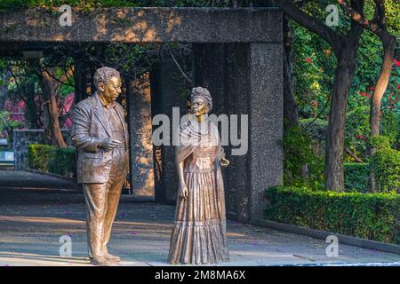 Bronze statue of Mexican artist Frida Kahlo by sculptor Gabriel ...