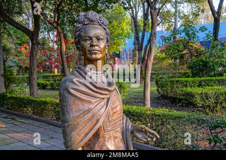 Bronze statue of Mexican artist Frida Kahlo by sculptor Gabriel ...