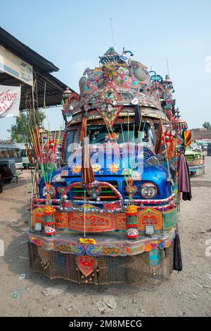 Decorated Pakistani bus, Peshawar Stock Photo - Alamy
