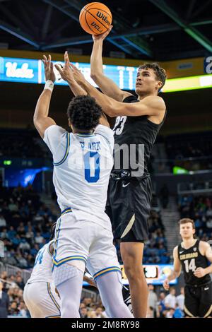 Colorado forward Tristan da Silva, right, goes up for a shot over ...